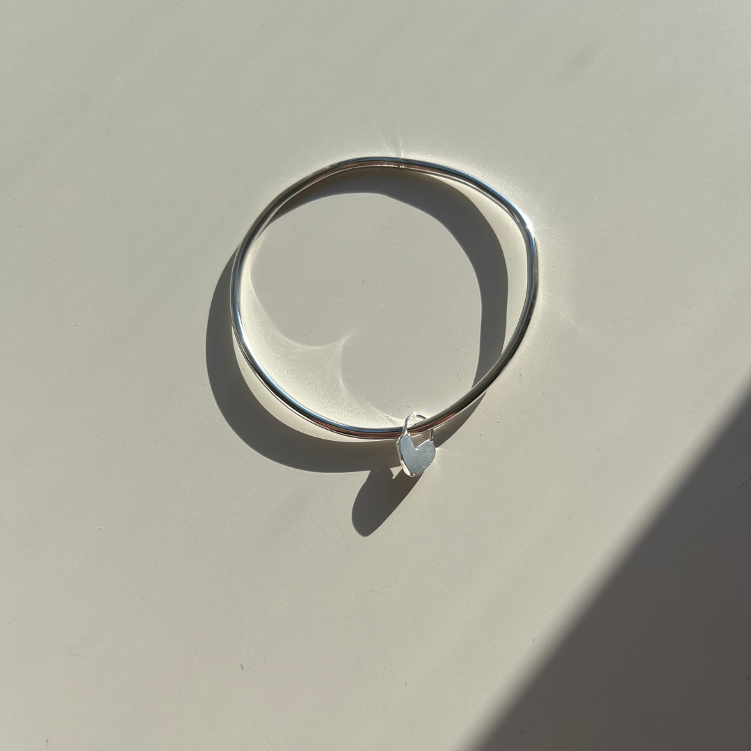 Maya Bangle with Darling Heart Charms - Silver – La Lune
